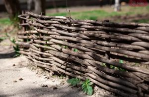 10 DIY Tree Branch Fence Plans - DIYsCraftsy