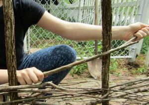 10 DIY Tree Branch Fence Plans - DIYsCraftsy