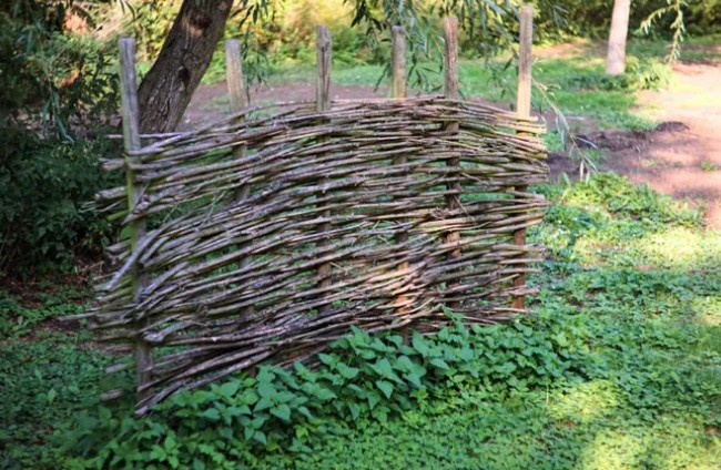 10 DIY Tree Branch Fence Plans - DIYsCraftsy