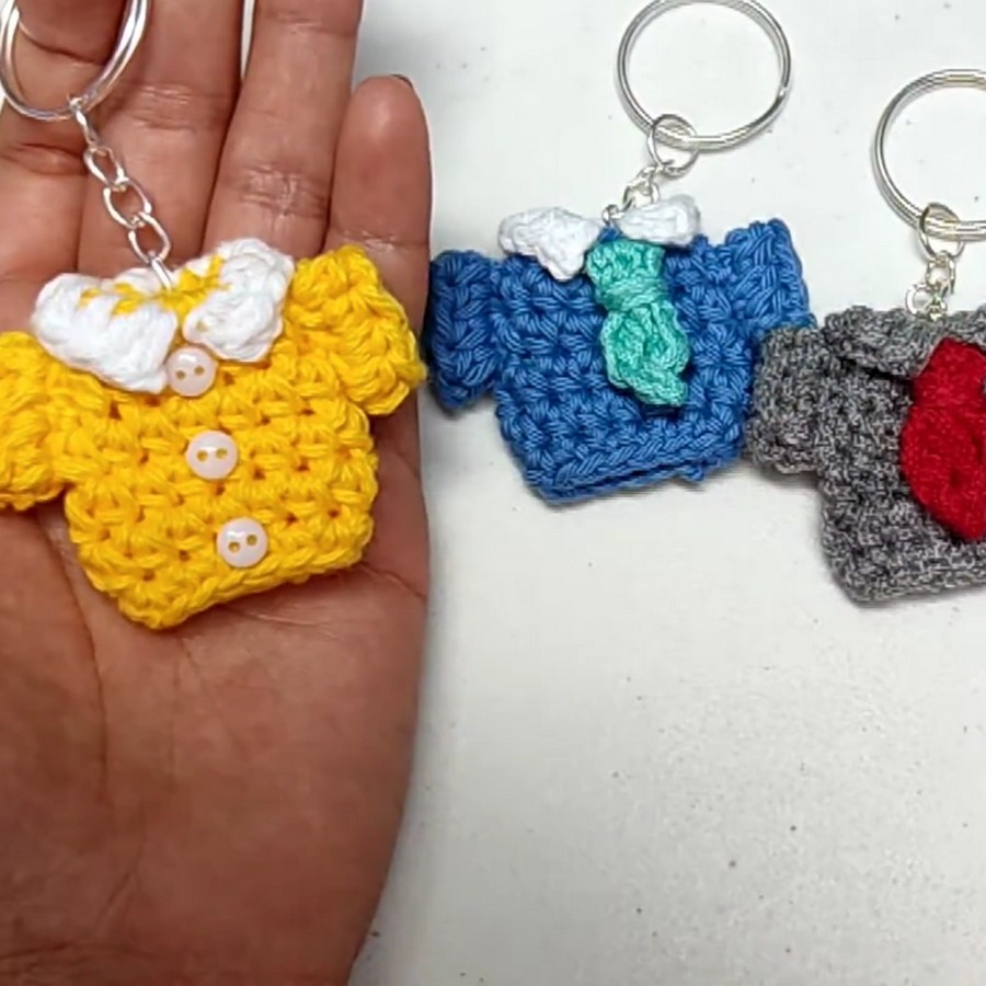 Trendy Crochet Shirt Keychain Pattern to Customize Your Keys - DIYsCraftsy
